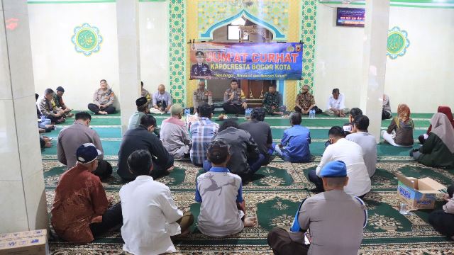 Mendengarkan, Mencatat, dan Mencari Solusi Dalam Jumat Curhat Bersama Kapolresta Bogor Kota dan ...