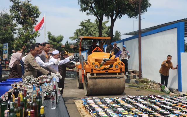 Kapolresta Bogor Kota Melakukan Pemusnahan Barang Bukti Minuman Keras Beralkohol dan Petasan ...