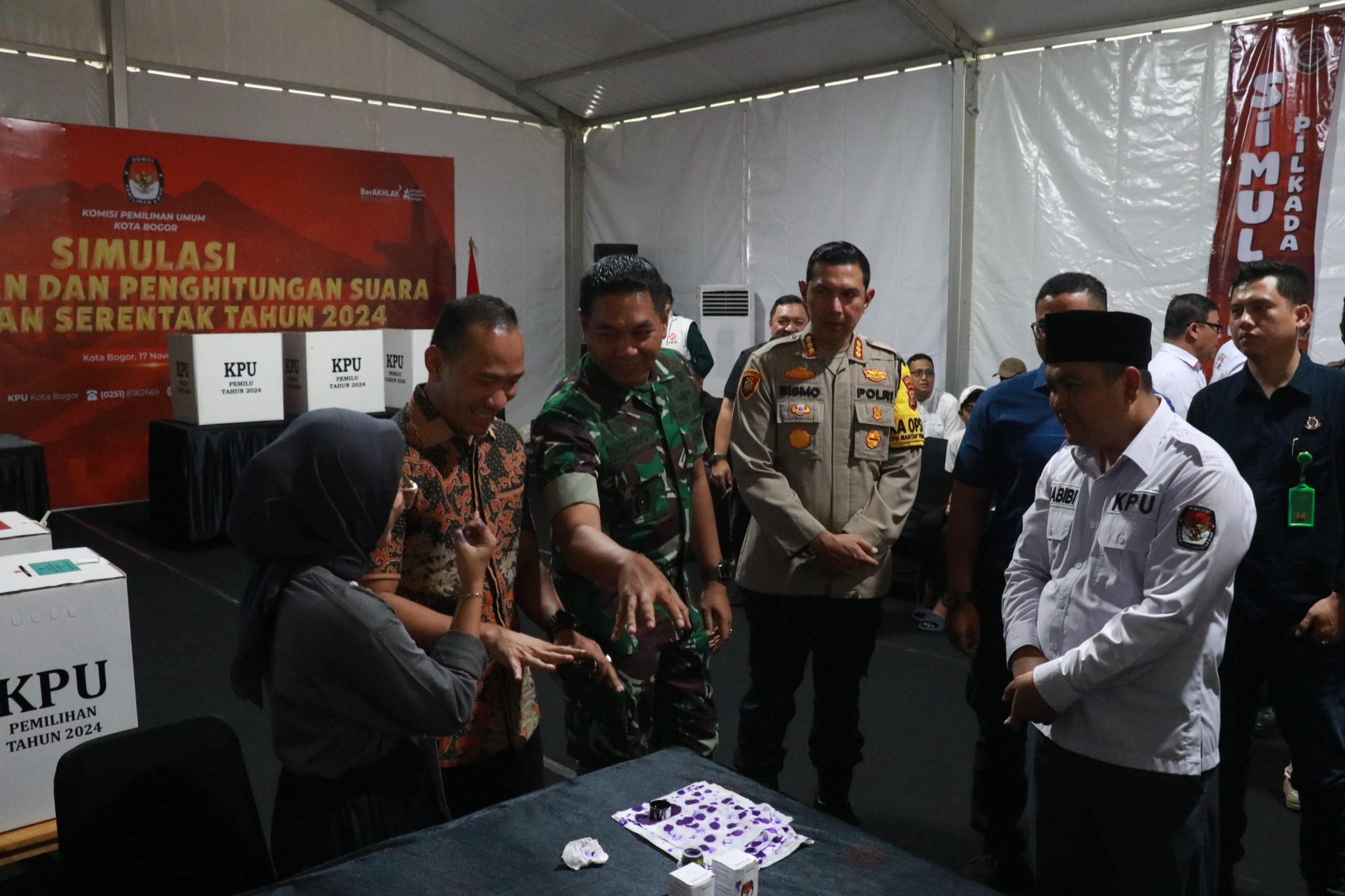 Kapolresta Bogor Kota Hadiri Simulasi Pemungutan dan Penghitungan Suara Pilkada 2024 di GOR ...